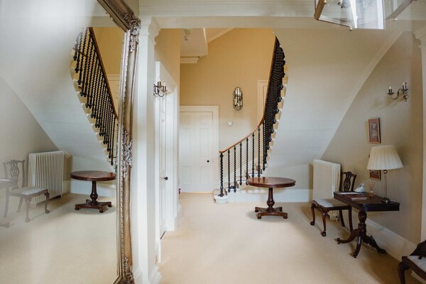 Prestigious City Centre Private Entrance House - Edinburgh