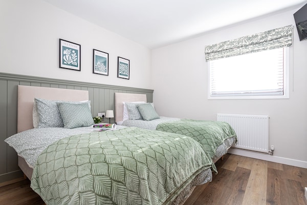 Sandmartin Lodge A Lakeshore Haven @ Pine Lake Resort - Carnforth