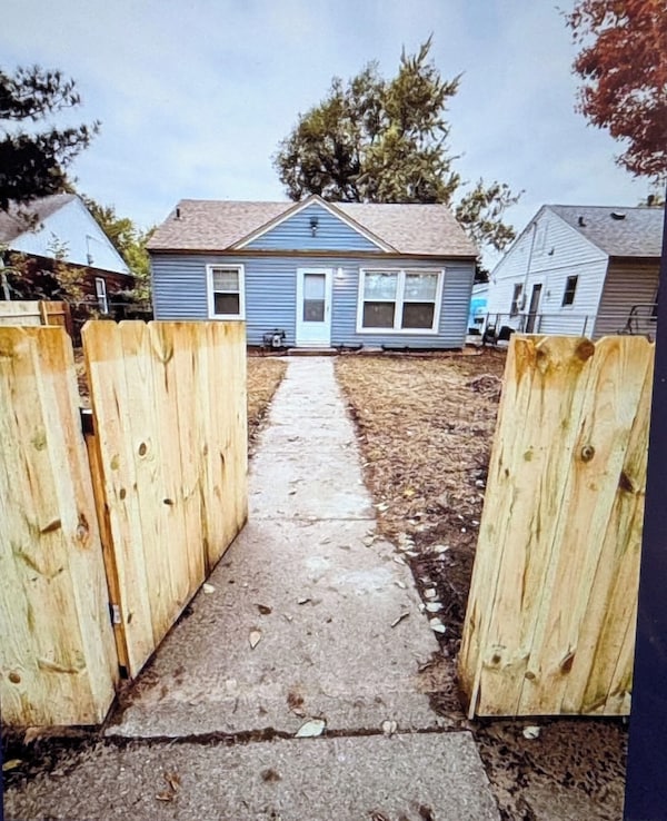 Conveniently Located Home In A Quiet Family Friendly Neighborhood! - Minneapolis