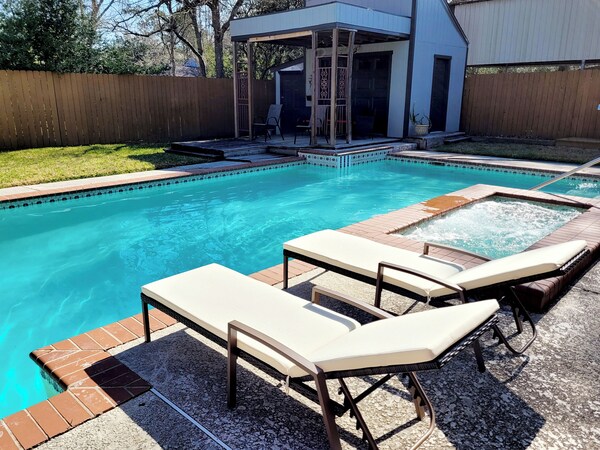 Free Night! Sleeps 10, Private Pool, Hot Tub - Pearland, TX