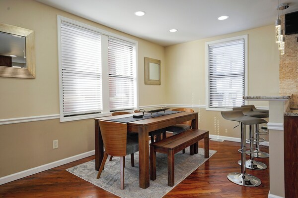 Modern & Cozy 4 Bedroom, 6 Tv's, Ms. Pacman, Walk To Starbucks! - Charleston, WV
