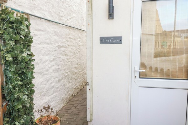 The Cave, Pet Friendly, Country Holiday Cottage In Newquay - Fistral Beach