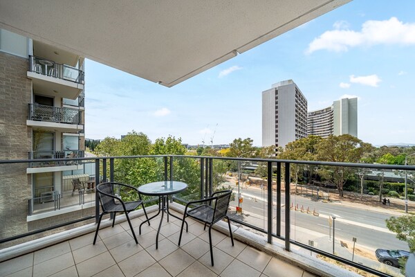 Stylish 1-bed Flat With Pool, Bbq & Sauna Access - Canberra