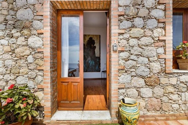Il Pescatore Elegant Apartment With Stunning Bay Views At Isola Bella, Taormina - Taormina