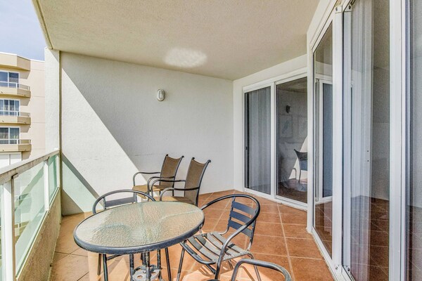 Cozy Pet Friendly Beachfront Retreat On Top Floor - Orange Beach, AL