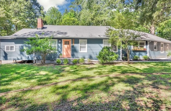 The Acworth Peach- Sleeps 12 - Acworth, GA