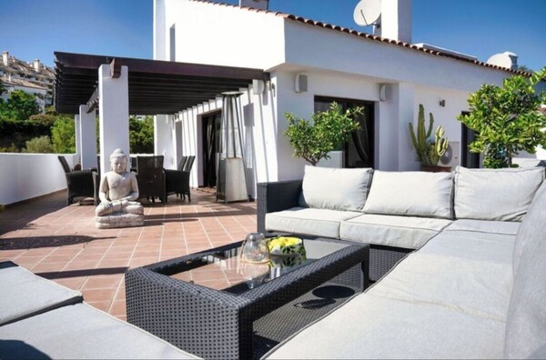 Duplex Penthouse Casa El Califa, Walking Distance Hotspots And Puerto Banus - 馬貝拉