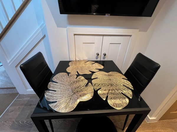Glastonbury Sacred Vault, 1 Bedroom Split-level Apt, Sleep 3 - Glastonbury