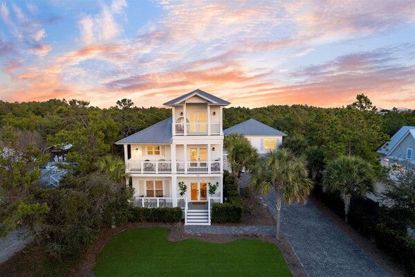 Sleeps 21! Private Pool, Game Room, Bikes, & Carriage House! - Rosemary Beach, FL