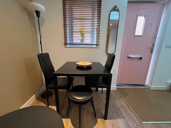 Glastonbury Hidden Passage, 1 Bedroom Split-level Apt, Sleeps 3 - Glastonbury