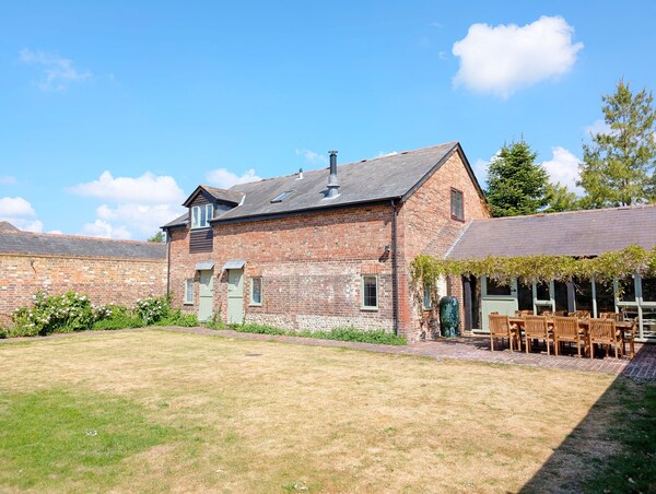 A Barn Conversion That Sleeps 12 Guests  In 6 Bedrooms - Hayling Island