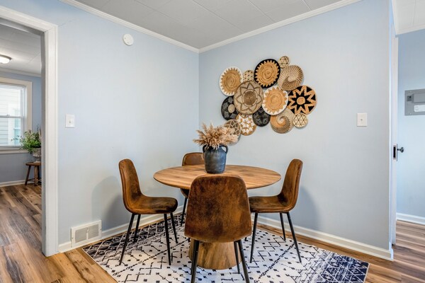 Boho By The Beach: Charming 2-bedroom Apartment In The Heart Of Port Clinton - Port Clinton, OH