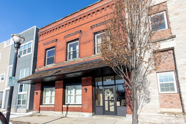 Upgraded Downtown Sandusky Apartment - Sleeps 5! - Cedar point, Sandusky