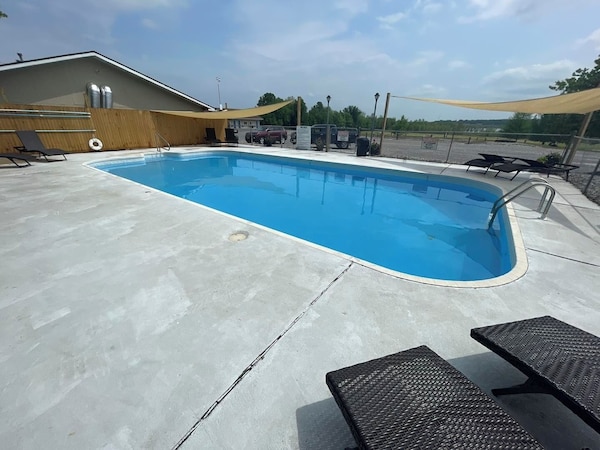 Relax In Guest House W/ Full Kitchen, Living Area, And Fun Outdoor Activities - Missouri