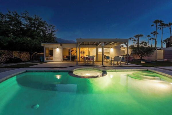 Bikes Pool Hot Tub Firepit Large Backyard - Palm Springs, CA