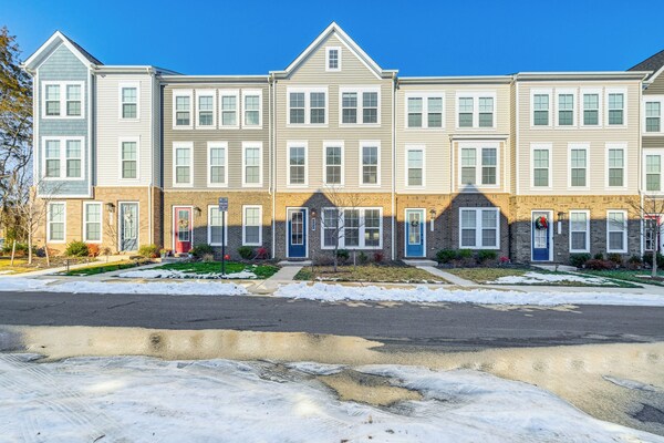 Balcony & Pool Access: Modern Gainesville Home - Gainesville, VA