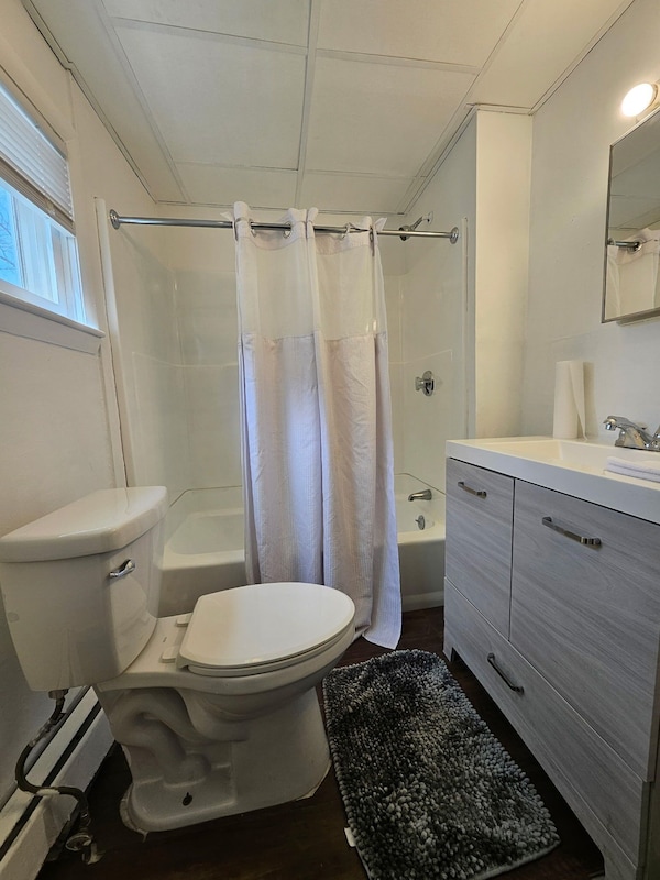 Large Room With Private Bathroom Near Whole Foods - Woods, West Warwick