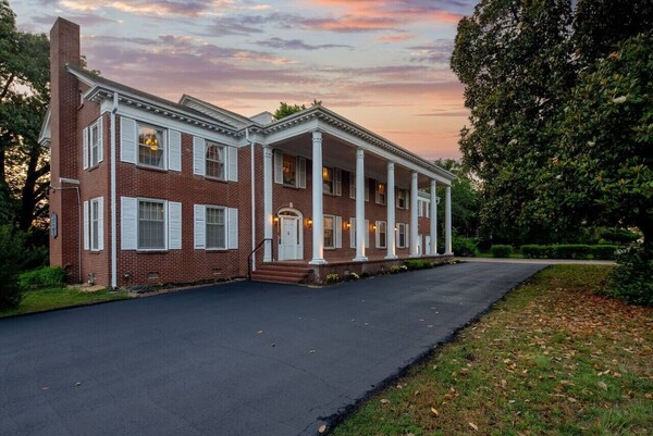 Blooming Garden With King Size Bed, Smart Tv, Private Bath, Game Room And More! - Fort Smith, AR