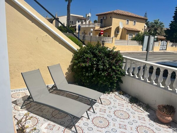 Sunny Villamartin Apartment - 10 Minutes Walk From Golf And Plaza - Pilar de la Horadada