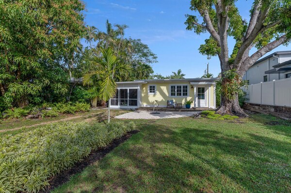 Charming Coastal Cottage Retreat - Minutes To The Beach And Downtown Naples - Naples, FL
