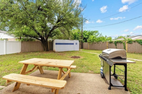 Woodbrook Lounge\nmidterm Rental - Arlington, TX