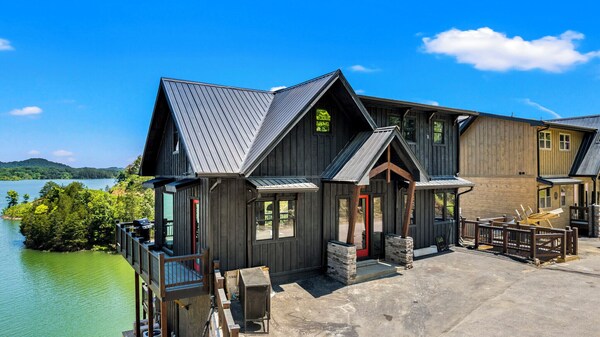 Stunning Mtn Cabin On Lake W/ 2 Stry Dock, Indoor Pool, Hot Tub, And Arcade Room - Dandridge, TN