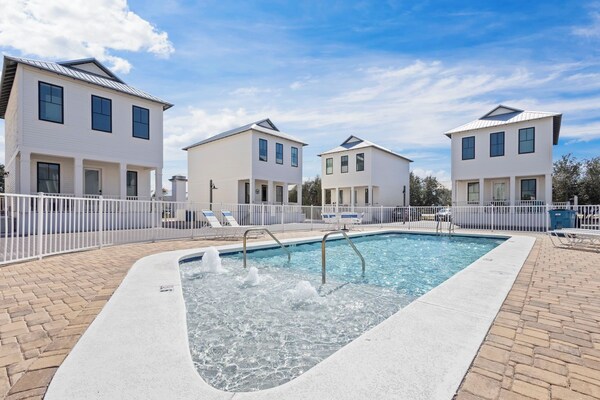 Ben's Beach Bungalow: A Pet-friendly, Designer Cottage Steps From The Beach - Gulf Shores, AL