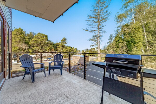 Sunny Apartments With Fireplace, Partial Ocean Views, Washer/dryer, Grill & Ac - Gold Beach, OR