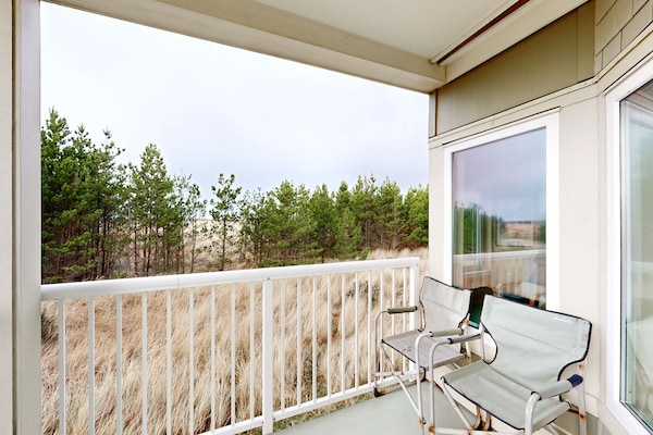 Oceanfront Condo With Stunning Views, Wifi, W/d, Fireplace, & Great Location - Long Beach, WA