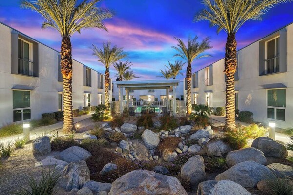 Modern 2-story Townhouse With Stunning Mountain Views - Palm Springs