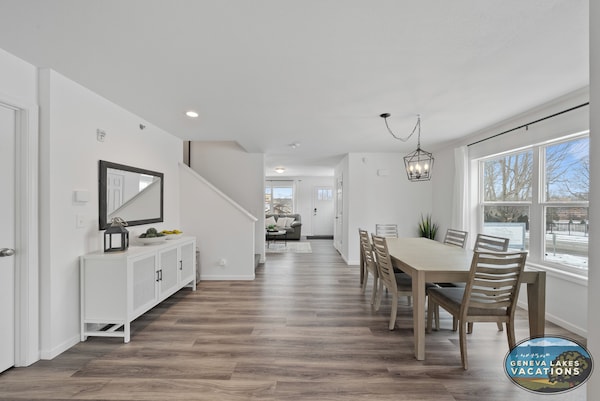 The Geneva Collection- Sleeps 40- 2 Blocks To Downtown - Wisconsin