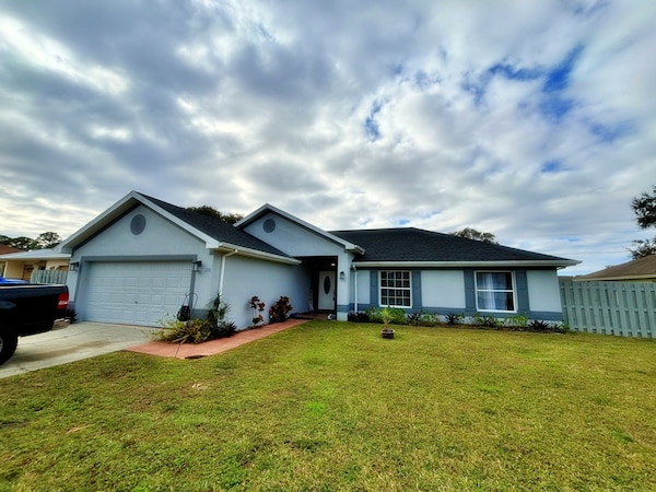Luxurious, Charming & Modern 4-bedroom 2-bathroom In Brilliant Palm Bay - Palm Bay