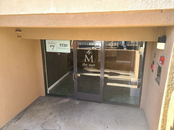 Woodland Hill Condo With Pool, Gym, Free Parking - Topanga, CA