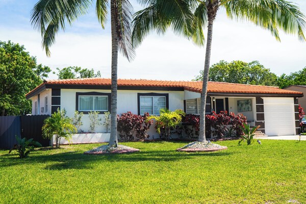 Charming 3br Miami Home With Stylish Lounge, Coffee Bar & Peaceful Vibes - Miramar, FL