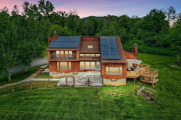 The Hilltop  Fenced 8-acre Dog-friendly Retreat - Goshen, NY