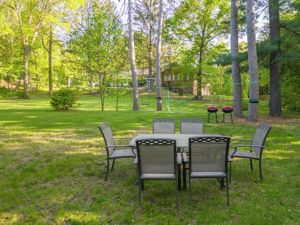 Close To Downtown/umass Walk-out Basement Condo With Game Room & Big Backyard! - Northampton, MA