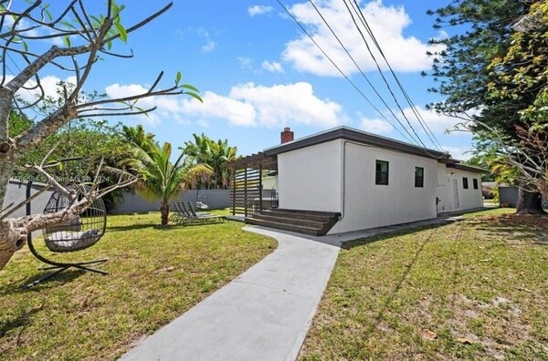Sunny Escape In Miami, Steps From Beach - Miramar, FL