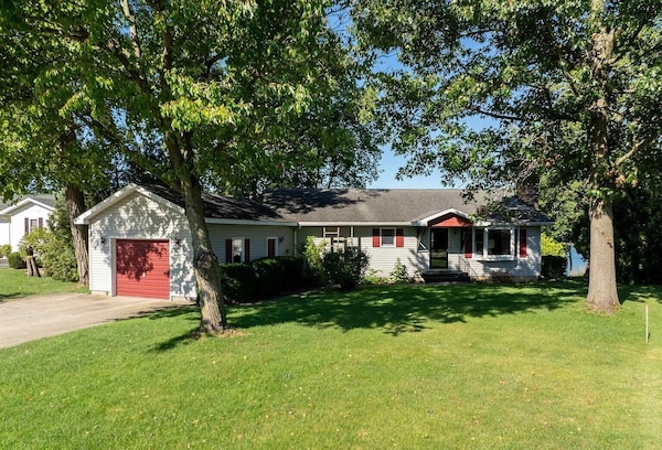 Live & Love Life On The Lake At Sunset Peak! - Sturgis, MI