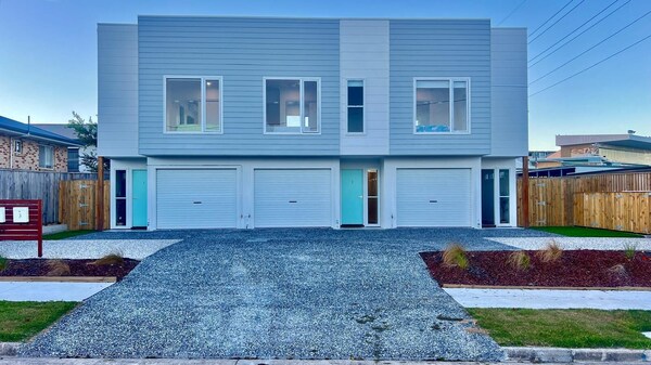 Stylish Beach Retreat Horses & Coastal Charm - Brisbane