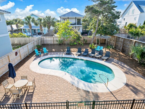 Early Check-in For Summer! Fenced Private Pool! Short Walk To Beach, Fun & Funky Decor! Sleeps 27! - Destin