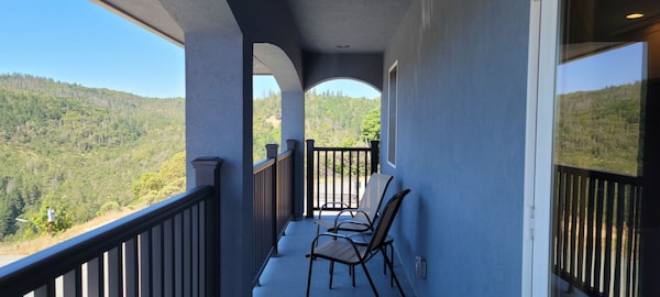 Spacious Studio Near Jacksonville, Wifi, Kitchen, Balcony & Spectacular Views - DANCIN Vineyards, Medford