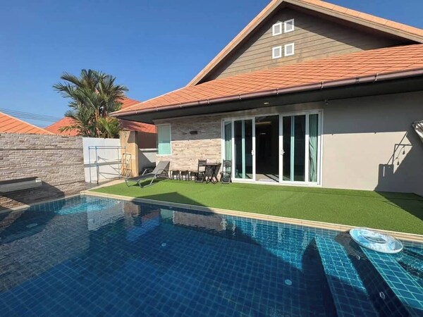 November T Pool Villa 4\nบ้านพลูวิลล่า 3 ห้องนอน 3ห้องน้ำ\nมีสระว่ายน้ำส่วนตัวบ้าน - 파타야
