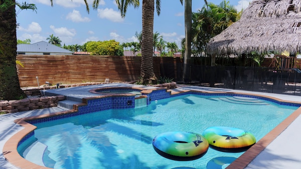 Miami 5br Pool Home  Bbq  Pool  Coffee Bar  Kid-friendly  Whirlpool Tub - Cutler Bay, FL