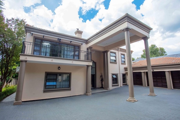 Spacious Hotel Suites With Wifi, Ac, Fitness Room In Vibrant Johannesburg - Johannesburg
