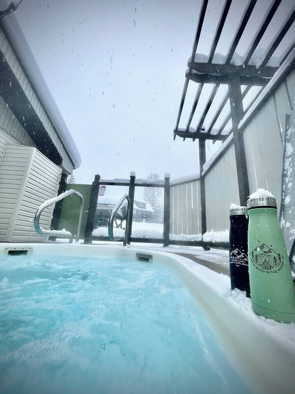 Small Cabin, Big Comfort. Ski-in/ski-out, Hike, Bike & Chill. Hot Tub & Sauna. - Kimberley, BC, Canada