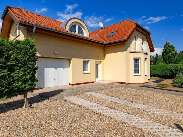 Schitterend Vrijstaand Vakantiehuis Voor 8 Personen Met Wifi, Tv, Terras En Parking - Praag