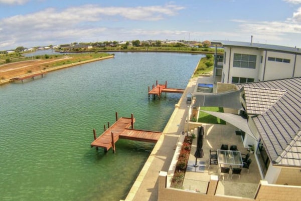 Canal Waters Relax And Enjoy Even Bring The Boat To The Back Door - Busselton