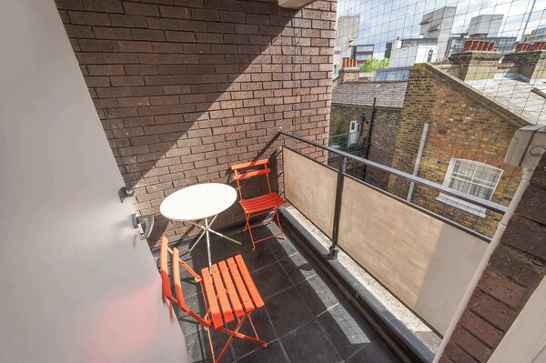 Fitzrovia Snugpad | By Frankie Says - Londres