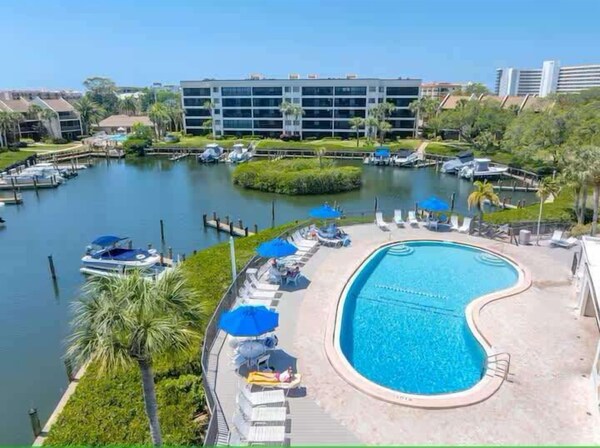 Lagoon-view Resort Unit In Siesta Key - Siesta Key, FL