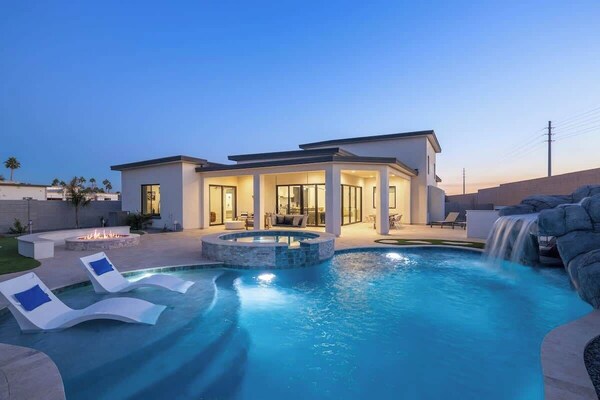 Luxury Lounge - 5br, Pool, Sauna - スコッツデール, AZ